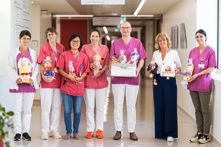 Don de poupées confectionnées à la main par des bénévoles du Télévie ...