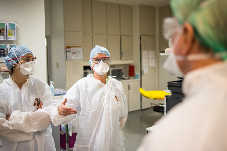 M. Paul Mousel visite les différents services d’hospitalisation dédiés ...