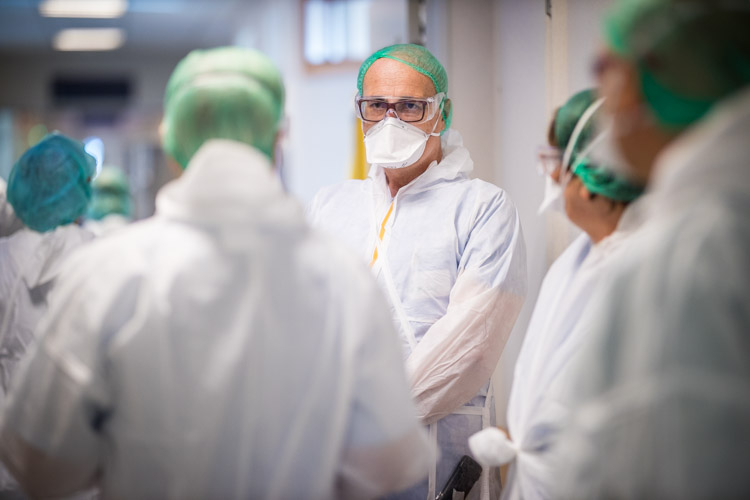 M. Paul Mousel visite les différents services d’hospitalisation dédiés ...